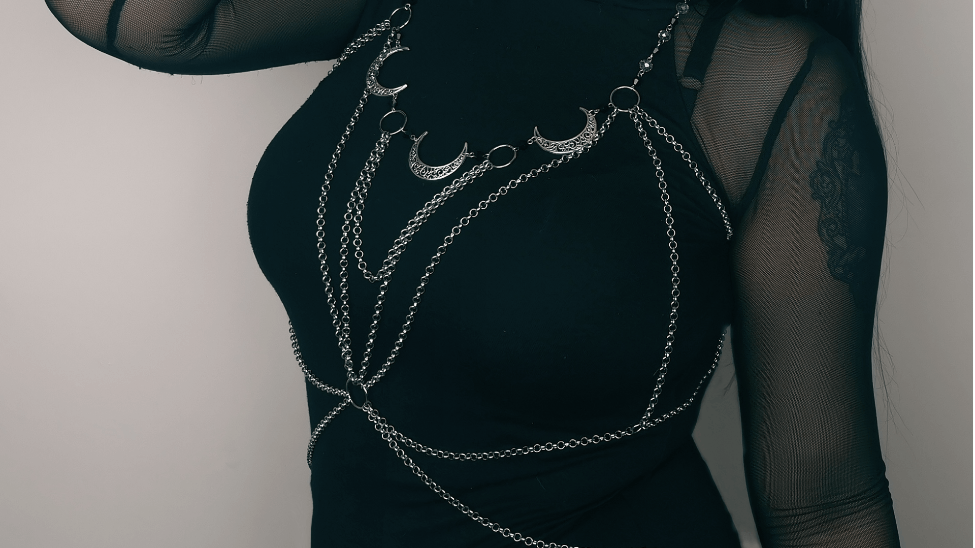 Handmade body & shoulder chains – FACTS