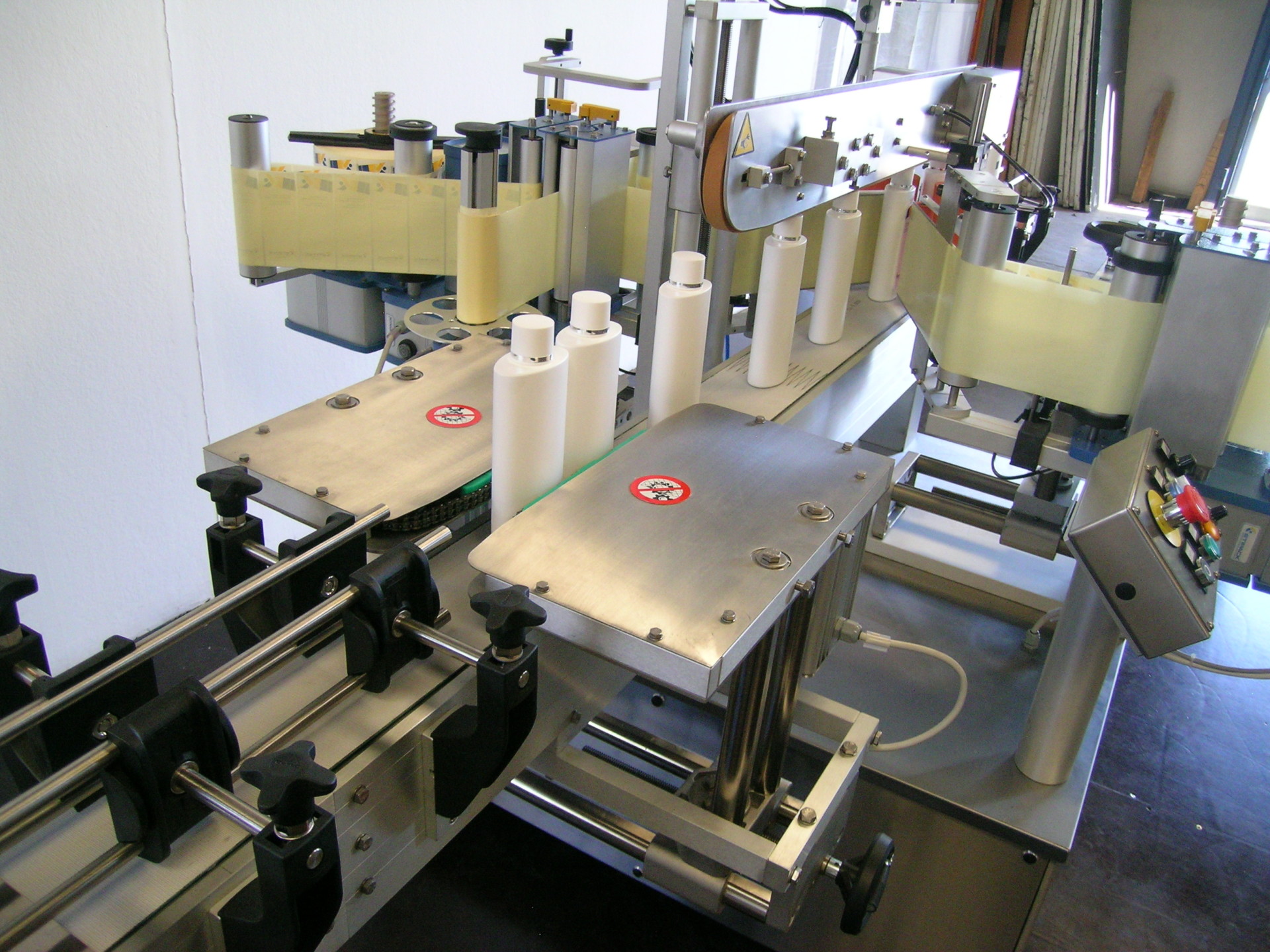 Labelling machine System 5/2 / Automatic labellingmachine – Empack NL