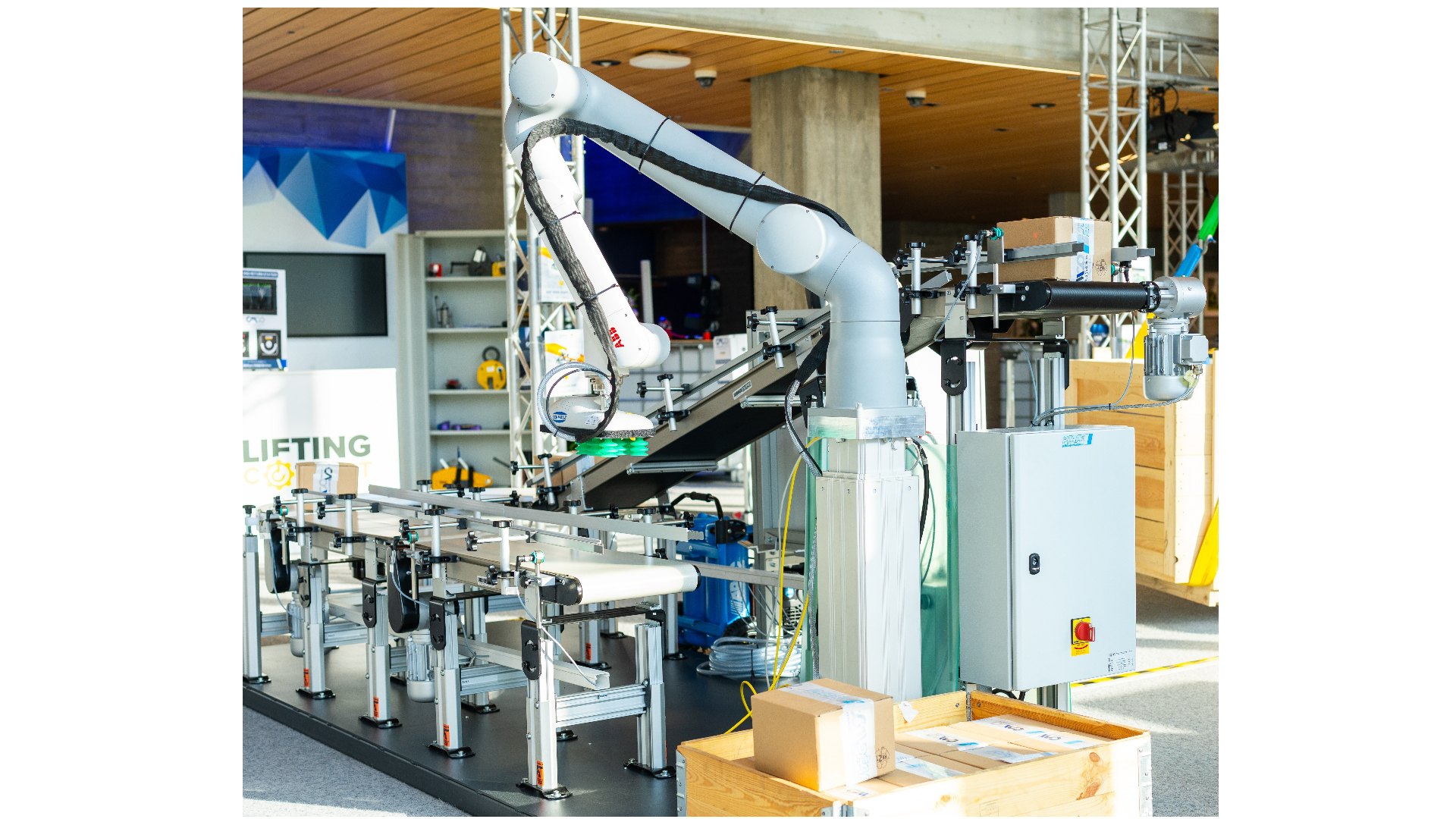 PHOENIX Robotics Lifting Column – FMB Messe EN
