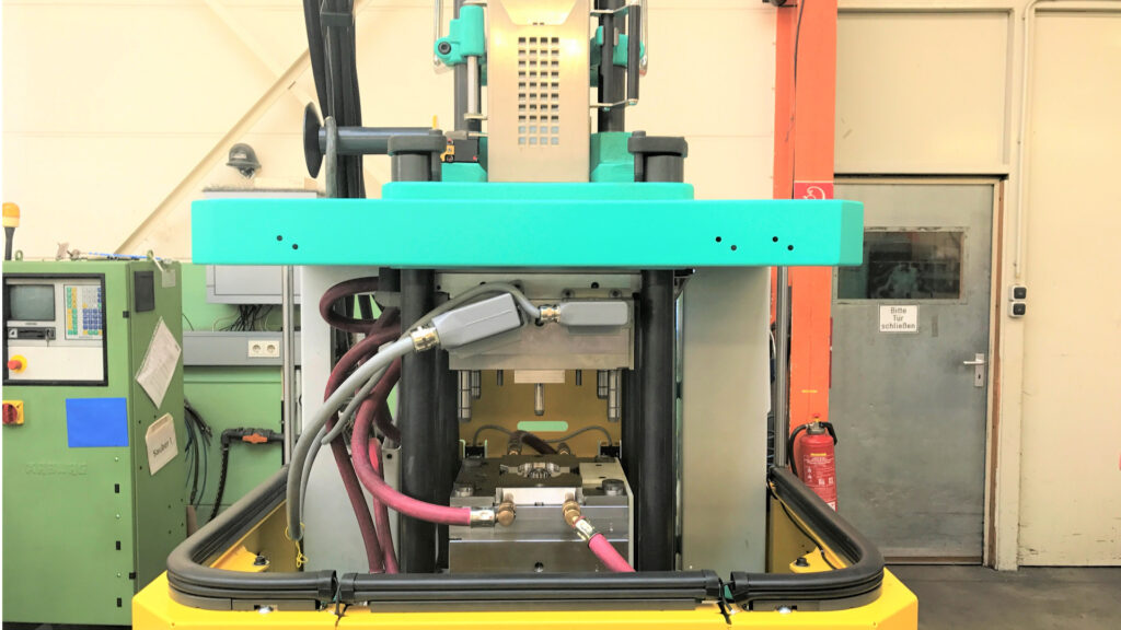 Plastic injection moulding in the parting line – FMB Messe EN