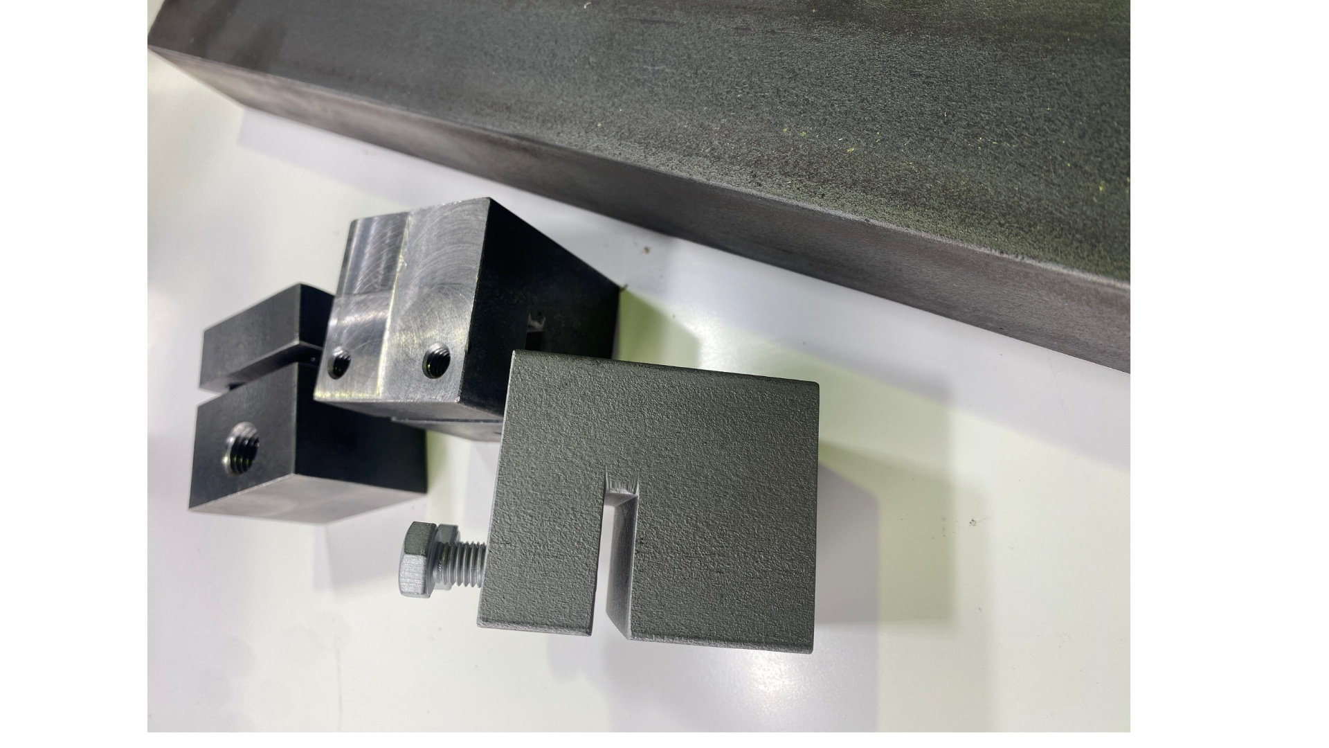 Assembly aid made from solid material, handmade – EMPACK Messe DE