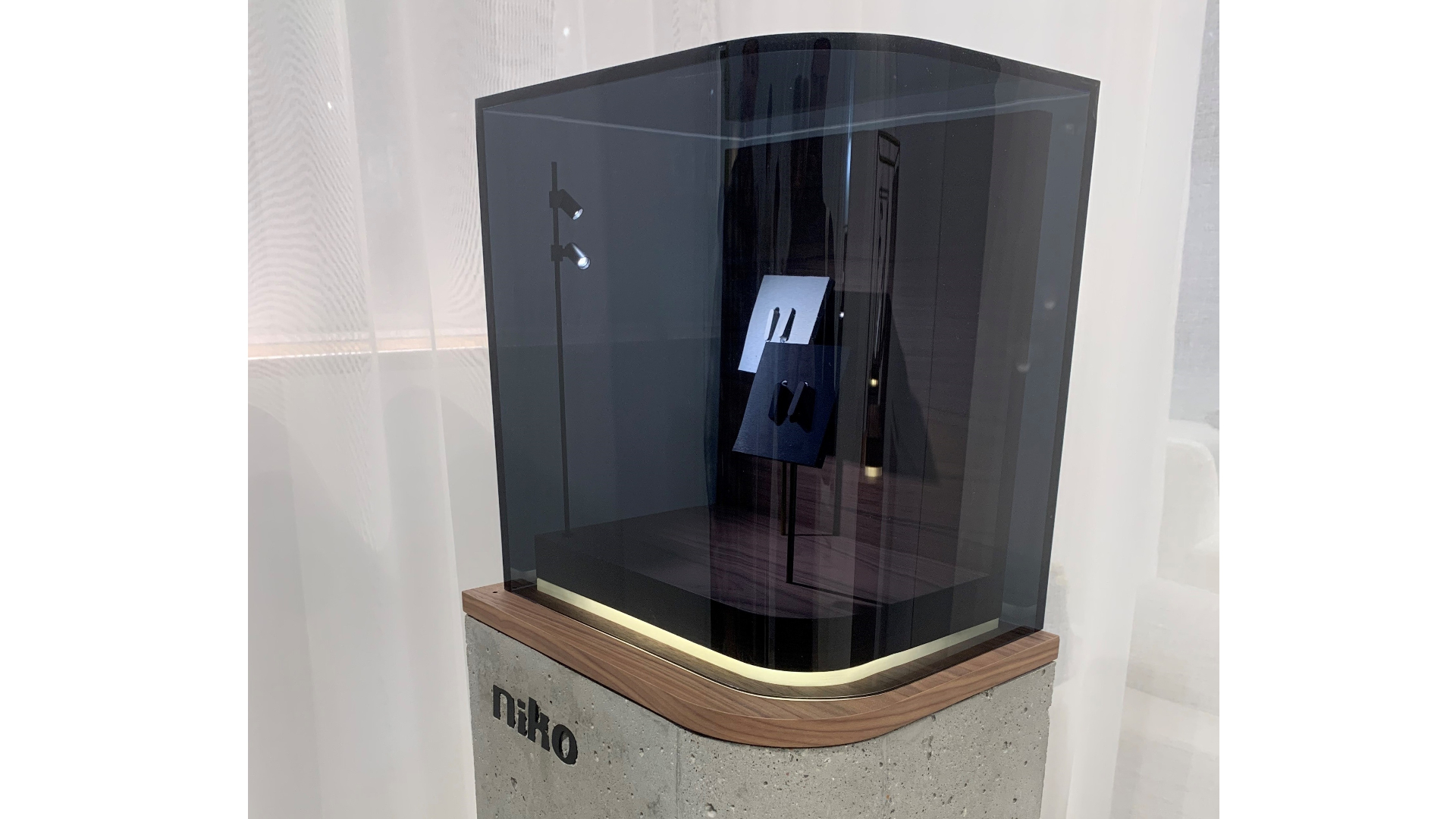 Plexi display cases – Advanced Engineering Belgium