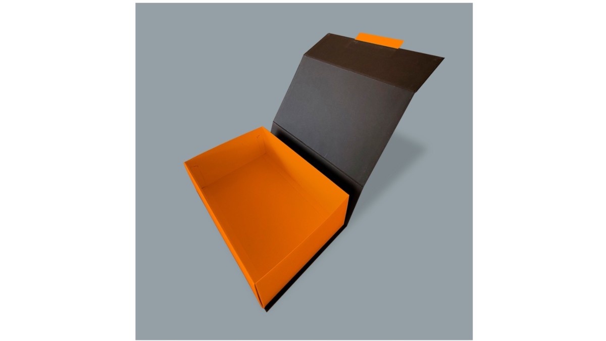 Lux collapsible box with flap closure – Packaging Premiere & PCD Milan