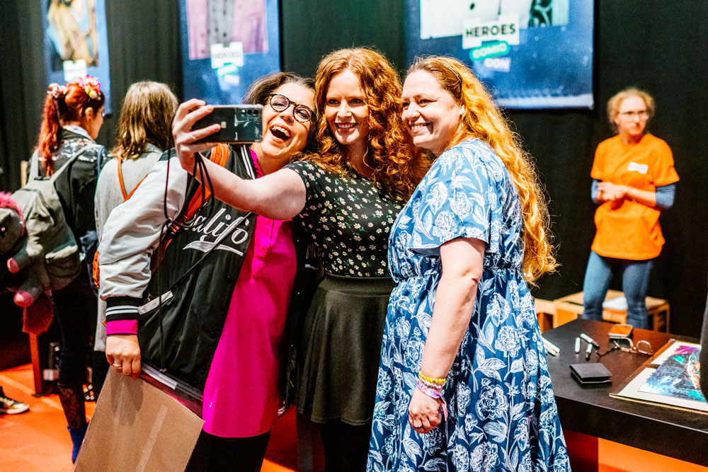 Rebecca-Mader-Selfie-01-HCC23 – Heroes Comic Con Belgium