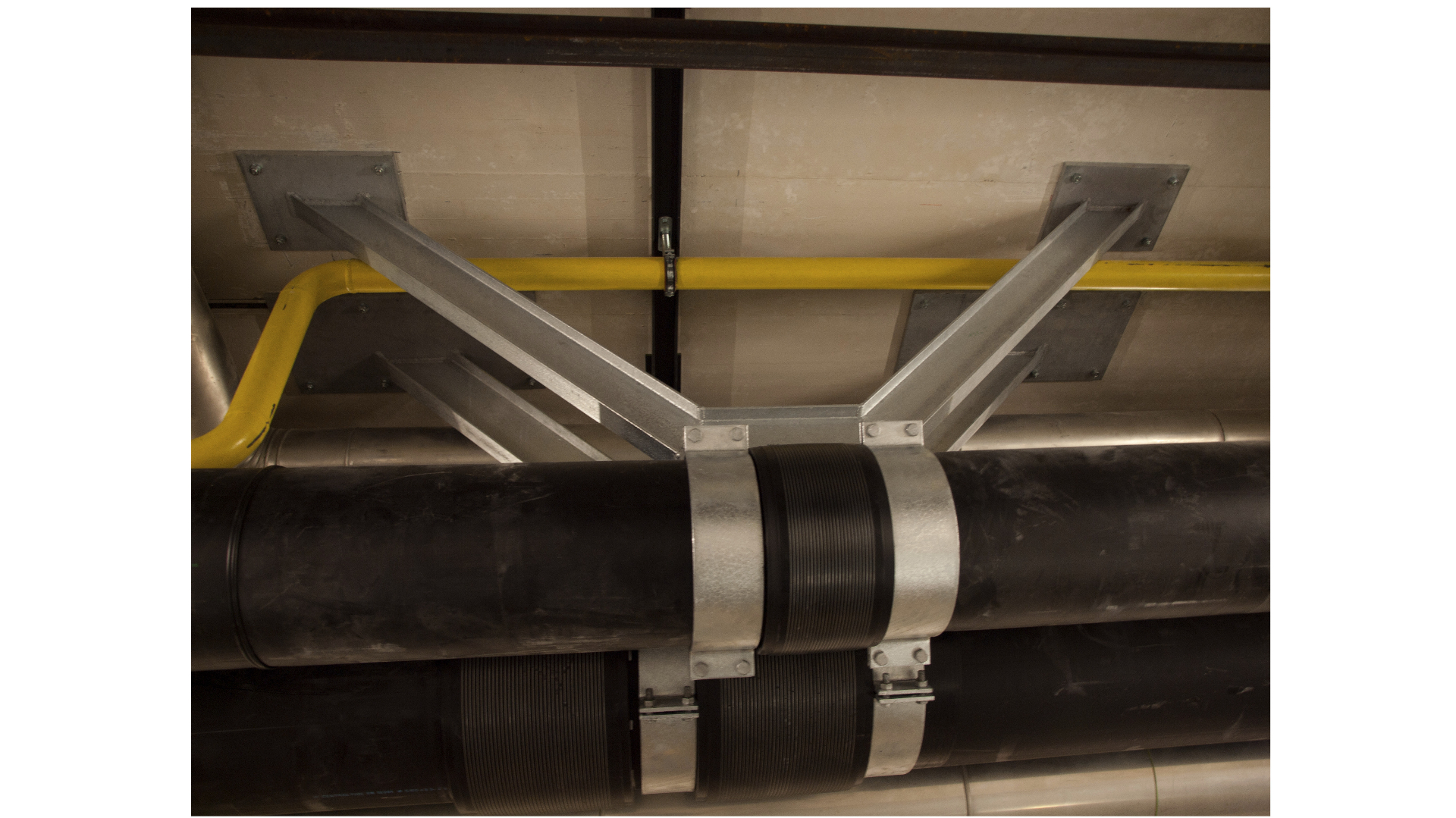 Asymetrischer 20 Tonnen Fixpunkt auf 560er PE-Leitung – AQUA Suisse